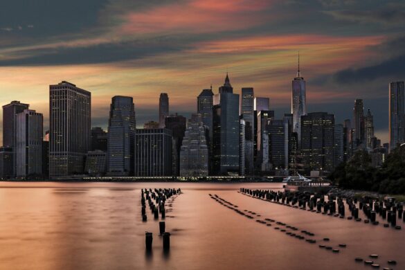 Far Right vs Far Left: Key Differences in Ideology and Action - ntrmin.org